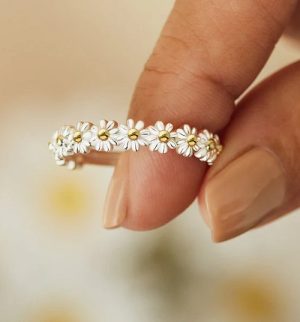 9 Engagement Rings That Look Like Flowers - Hello Lidy