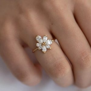 9 Engagement Rings That Look Like Flowers - Hello Lidy